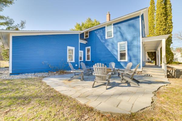 Suttons Bay Home In Town - 2 Blocks To Beach! - Suttons Bay, MI