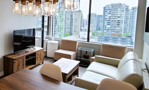 Howe Street Apartment With Views - Vancouver