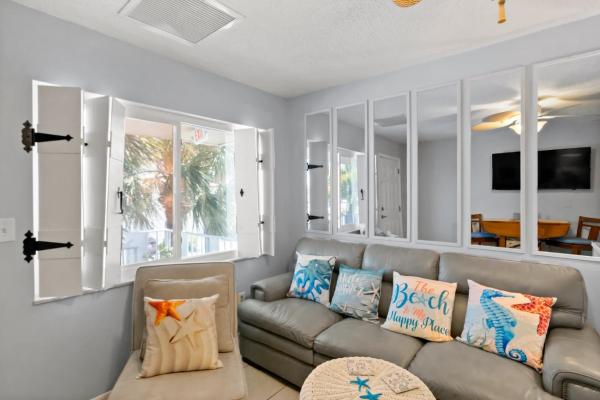 1b1b Condo - Nightly Rentals - Tropic Breezes #20 - Madeira Beach, FL