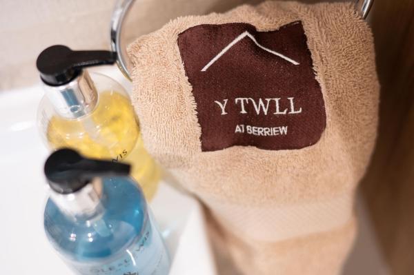 Y Twll At Berriew Stores - Shropshire