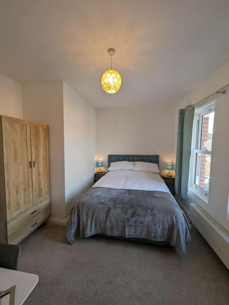 New Fully Equipped 2 Bedroom House. Sleeps 6 - Portsmouth