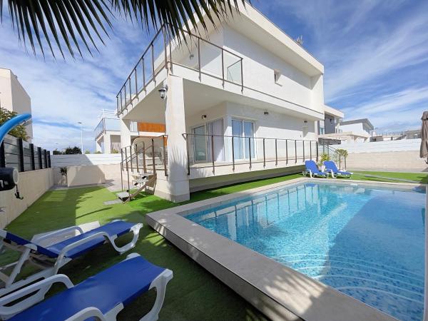 Perfect Getaway Villa - La Marina