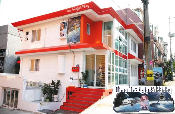 Time Travelers Party Hostel In Hongdae - Seoul