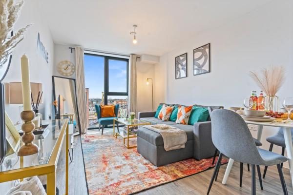 Vibrant Bliss - Luxury City Centre Stay, Sleeps 8, Central Location, Bullring, Fully Equipped Kitchen, King Bed, 2 Bathrooms,terrace City View, Free Wifi And Board Games - Aéroport de Birmingham (BHX)
