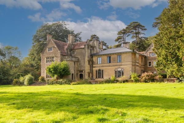 9 Bedrooms Grand Manor House Near Bath, Sleeps 26 - Melksham