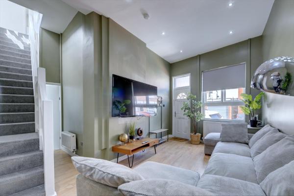 4 Bedrooms Homely House With Garden- Sleeps 9 Comfortably With 6 Comfortable Beds, Free Street Parking, Business Travellers, Contractors, & Holiday-goers, Coventry, Near All Major Transport Links In Coventry And Motorway - Coventry