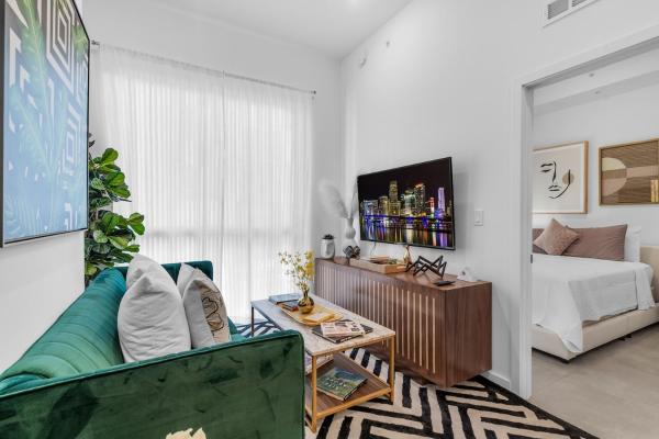 Miami Magic Vibrant 2 Bedroom With Free Parking - Hialeah
