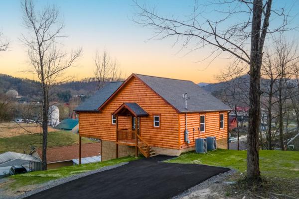 Parkway Paradise W/ Private Hot Tub - Pigeon Forge, TN