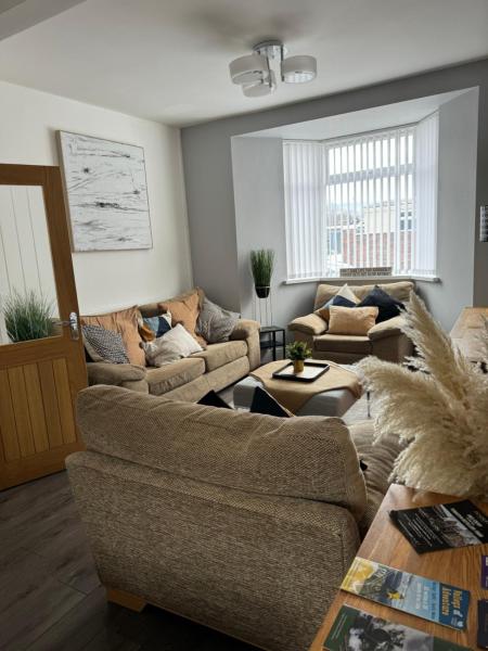 Modern, Spacious And Central Location - South Wales