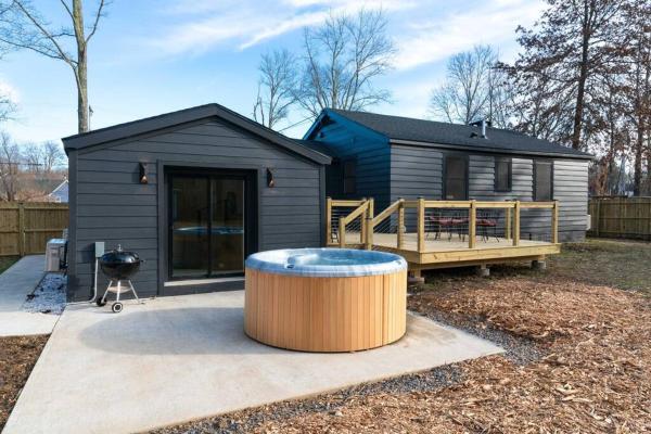 New Paltz Zen Wellness Cabin W/ Hot Tub - New Paltz, NY