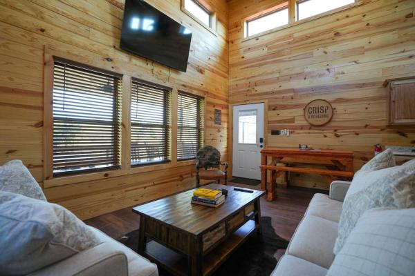 Campqyb- Modern Lux Cabin Hot Tub Firepit Sauna - Runaway Bay, TX