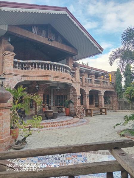 Mount Pinatubo Base Camp At Balai Hermogina - Capas