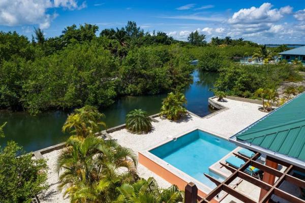 Casa Valencia - Modern Pool Family Luxury Sleeps 8 - Placencia