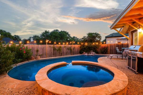 Luxurious Oasis W Serene Pool, Games & Fire Pit - Hollywood Park - San Antonio