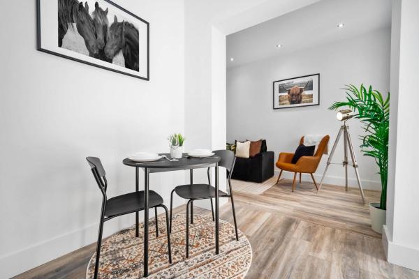 Stylish Apartment - Free Wifi & Netflix - On Street Parking - Double Bed - 49ag - Wolverhampton