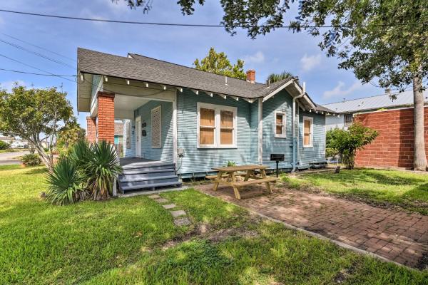 2 Mi To Beach And Seawall Quaint Home In Galveston! - East Beach, TX