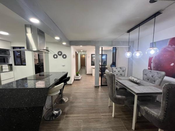 Central Y Cómodo Apartamento En Envigado - Envigado