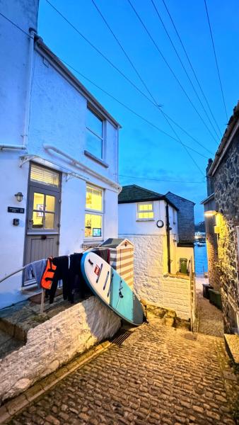 "Smugglers Hide" & "Smugglers Cabin" - A 2 Bedroom Fishermans Cottage With Childs Bunk And Harbour Views - And Also A Private Entrance Connecting 1 Bed Studio - 10 Metres To Sea Front - 2023 Global Refurbishment Award Winner - St Ives