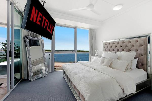 Exceptional Luxury ~ Broadwater Beauty ~ Free Parking ~ Top Location - Gold Coast