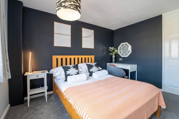 Gatwick Place - 4 Bed 2 Bath Self Contained House With Private Garden - Redhill