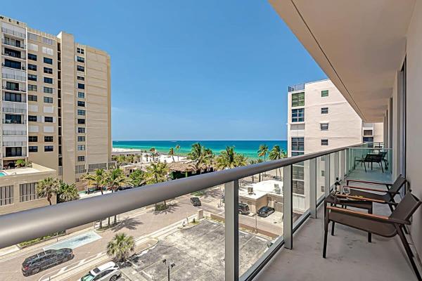 Rooftop Pool - Ocean View Balcony - Hollywood Beach - North Miami Beach, FL