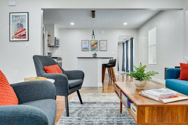 Artful Urban Bungalow Stylish Comfort In North Austin - North Loop - Austin