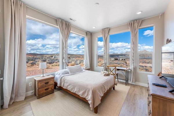 Page Arizona Border Town- Grand Serenity Room With Mesa Views - Utah