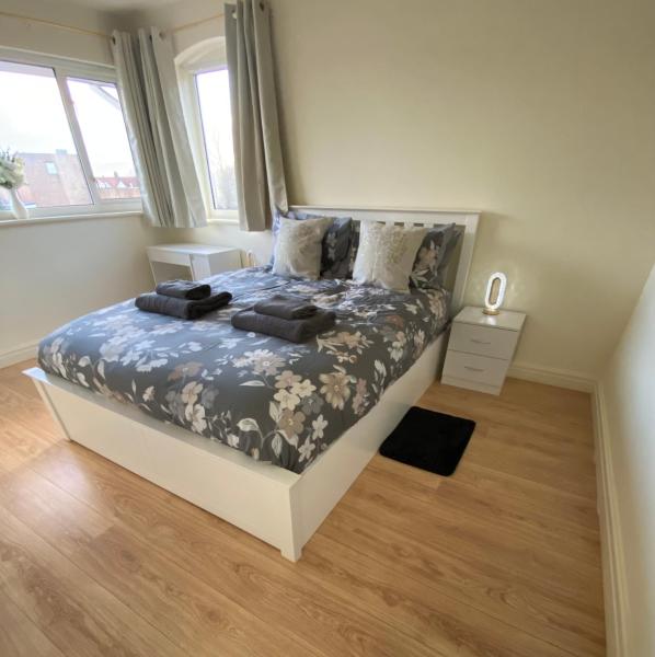 3 Bed House - Sleeps 6 - Garden - Parking - Wifi - Colwyn Bay
