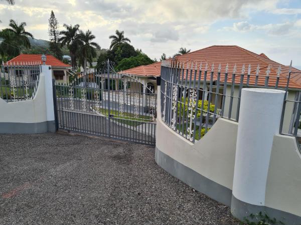 Beautiful 2-bed Apartment In Montego Bay - Jamajka
