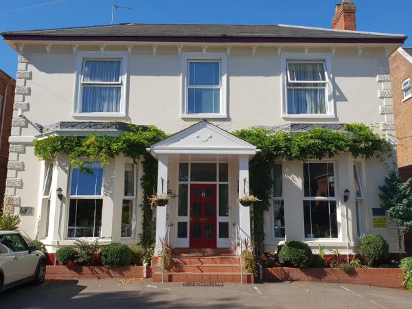 Modern Spacious Town Centre Serviced Apartment - Warwickshire