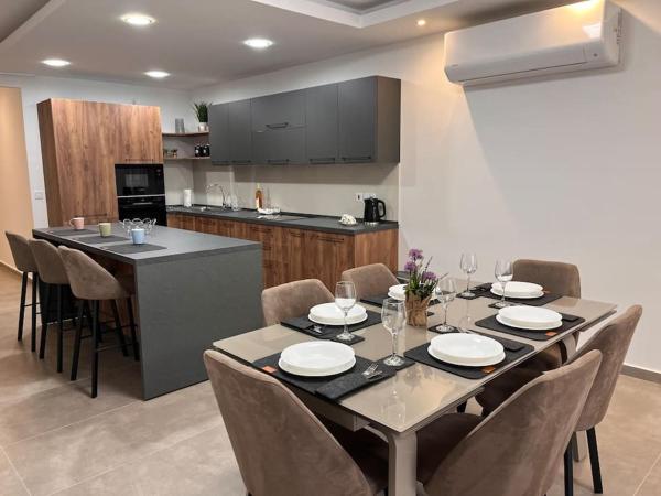 3 Bedroom Seaside Luxury Accommodation - Sleeps 8 - マルタ