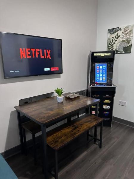 Edmonton - 4 Bedrooms, Sleeps 8, 3 Bathroom Contractor Base - ロンドン