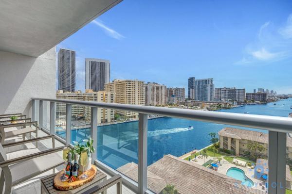 MODERN Resort BALCONY ENDLESS VIEWS Resort POOL - Hallandale Beach, FL