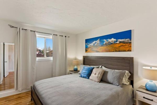 Mountainside Condo King Bed, Two Hot Tubs, Fireplace, Pool , On The Free Bus Route - Steamboat Springs, CO