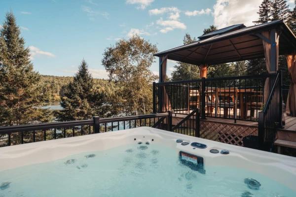 Magnifique Chalet Au Bord Du Lac Avec Spa - Shawinigan