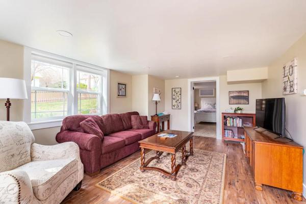 State Street Cottage, Suite 1 - Pullman, WA