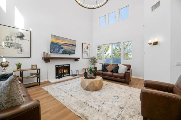 The Bear House - Spacious Custom Built Home Offers Views! Game Room! - Big Bear Lake, CA