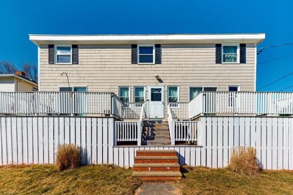 Dog-friendly 5br Beach Retreat With Large Deck - Pembroke, MA