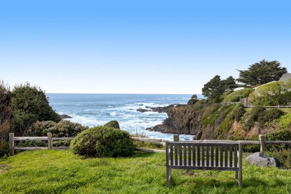Remodeled Oceanfront Estate With Studio Cottage - Mendocino, CA