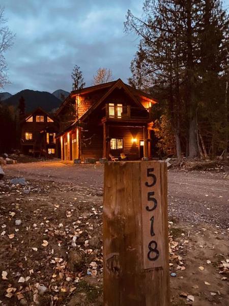 Ski-in Chalet: Private Hot Tub, Bonus Bunk House - Fernie