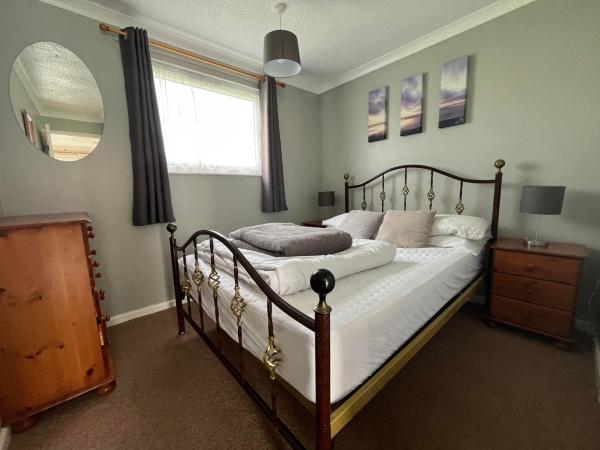 26, Two Bed Chalet On Bermuda Holiday Park, Hemsby - Sleeps 5, Bed Linen And Towels Included - With Onsite Entertainment And More Options Close By - 