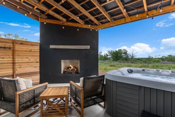 Ashlee's Farmhaus, Hot Tub, Fireplace, In Town! - 弗雷德里克斯堡