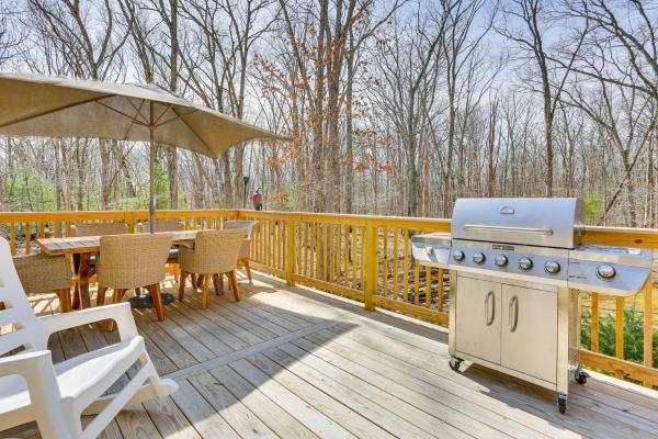 Forest-view Deck And Fire Pit Poconos Escape! - Bushkill, PA