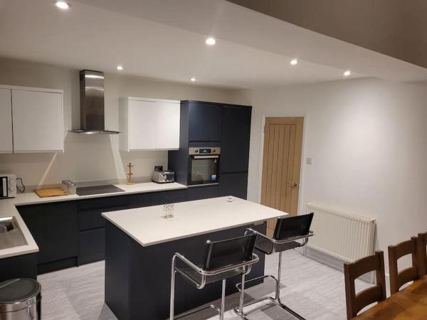 3 Bedroom Victorian Detached 6 Beds Central Location 2x Long Parking Bays The Railway Pub Nearby - Crawley