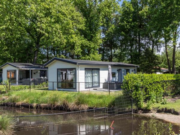 Chalet By The Pond With Modern Comfort - Meppel