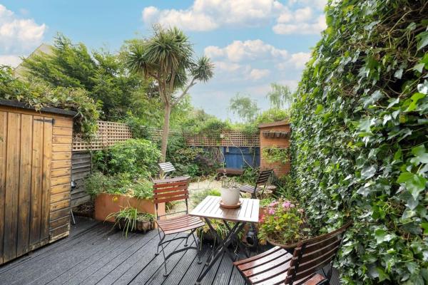 Victoria Park 2 Bedroom House W/ Garden & Parking - London