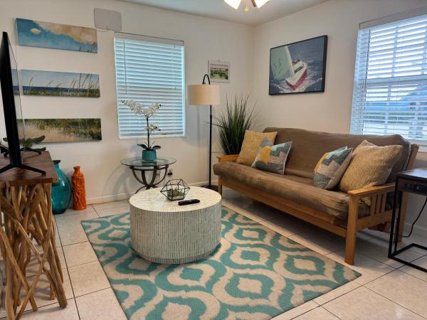 Cozy 2 Bedroom Near Intercoastal & Beaches - Palm Beach County, Juno Beach