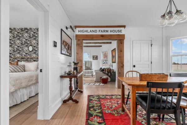 Highland Farmhouse Countryside Retreat With Farm Charm - Wisconsin