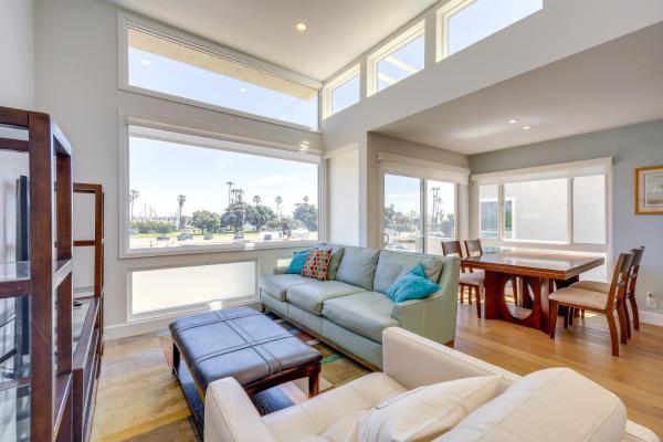 Sleek Oxnard Townhouse W/ Balconies: Walk To Beach - Ventura, CA