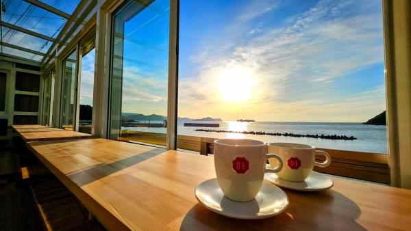 夕日百選「すはら海岸」を望む限定一組の絶景宿。心地よいカフェ&カヤック体験で特別な一日を - 고보시